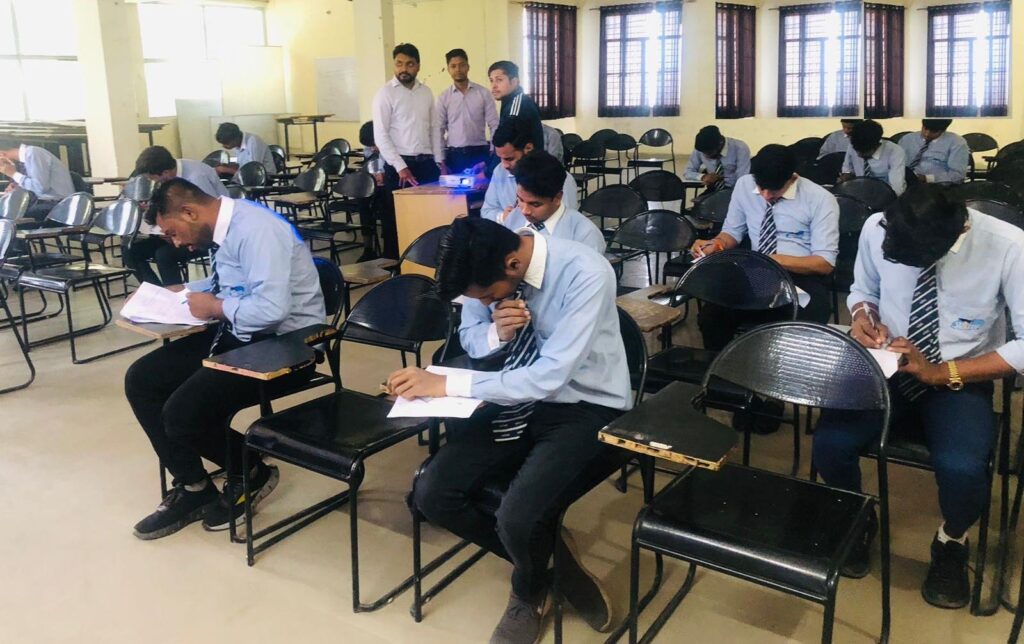 SDIMT के 4 छात्रों का अल्युडीकोर लेमिनेशन प्राइवेट लिमिटेड कंपनी में ...